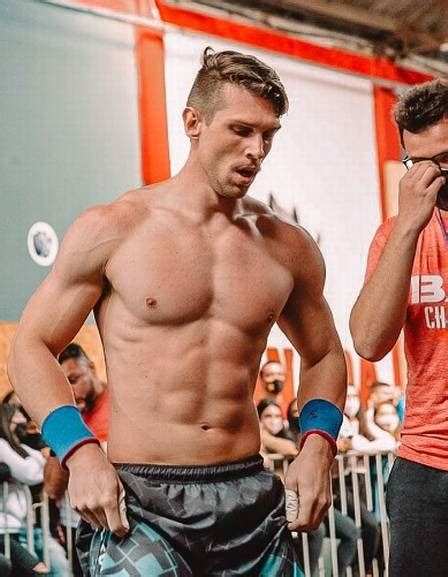 Ex BBB Cristian Vanelli exibe a rola marcando na sunga Fotos de Pênis