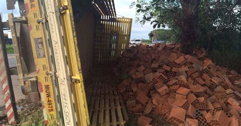 G1 Caminhão carregado de tijolos tomba na BR 316 em Pilar AL