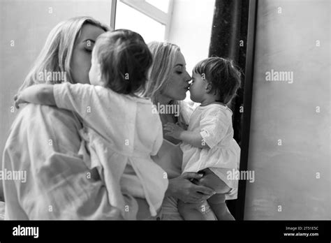 Portrait De Famille Une Mère Se Tient Au Miroir Avec Sa Fille Dun An Dans Les Bras La Mère
