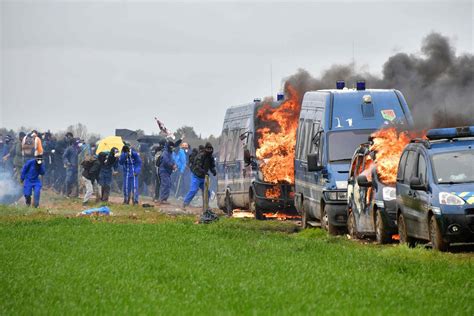 Manifestation anti bassines dans les Deux Sèvres cinq personnes en