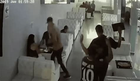 Los Olivos Delincuentes Asaltan A Clientes De Un Karaoke Y Se Llevan