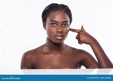 Jeune Femme Africaine Touchant Son Visage D Isolement Sur Le Fond Blanc