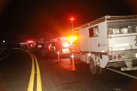 Tras volcadura en la Mazatlán Durango muere trailero y se registra rapiña
