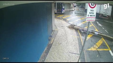 Caminhão arrasta fios e derruba poste em Volta Redonda veja vídeo