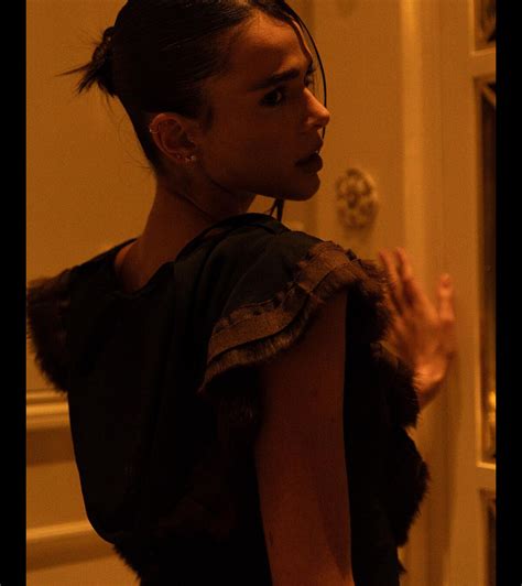Foto Bruna Marquezine Compartilha Fotos Usando Vestido Da Ferragamo E