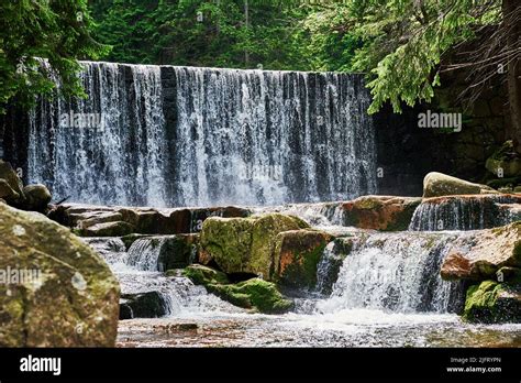 Cascade sur la rivière Lomnica dans les montagnes de Karpacz en Pologne