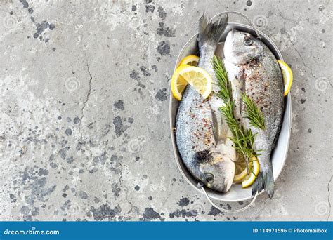 Świeżej Ryba Dorado Surowa Dorado Ryba Z Cytryną I Rozmarynami Denny