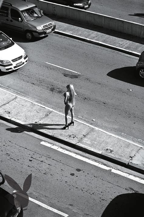 EGO De Cima Da Ponte Aryane Steinkopf Tira A Roupa Para A Playboy
