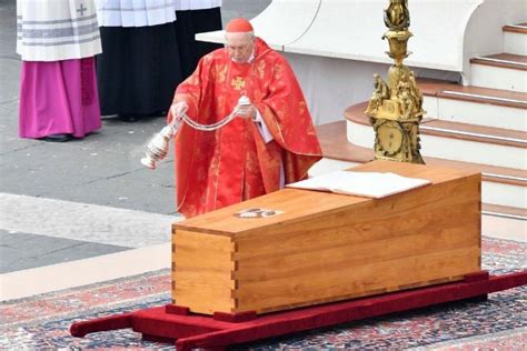 Papa emérito Bento XVI é enterrado na basílica de São Pedro