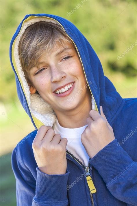 Heureux Gar On M Le Enfant Adolescent Rire Portant Capuche Image Libre