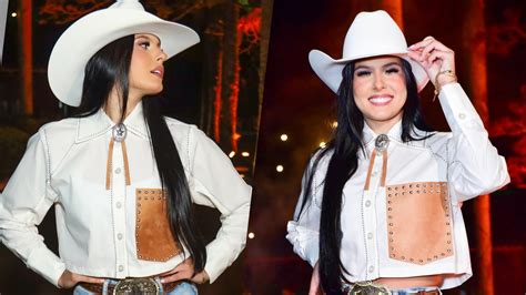 Ana Castela aposta em look justinho e barriga de fora para gravação de