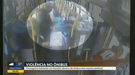Vídeo Morre passageira baleada em assalto a ônibus em Madureira Bom