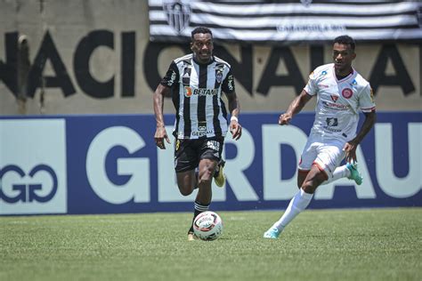 Titular na lateral do Atlético MG Edenilson é único reforço 100