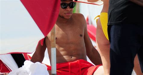 Kylian Mbappé lors d une journée à la plage avec des amis à Miami
