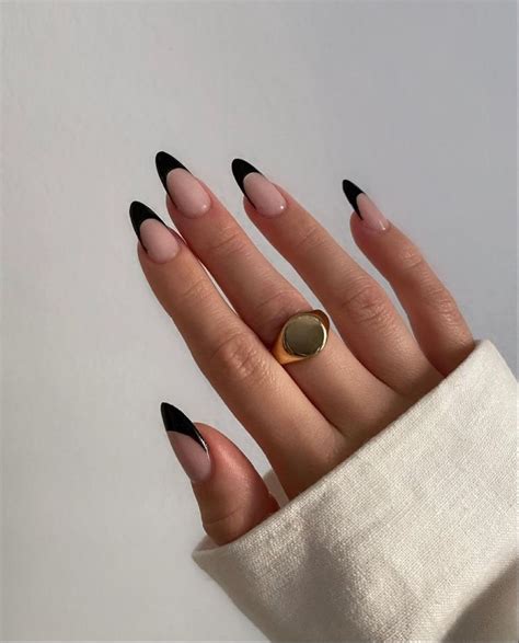 Nail art per unghie nere opache il trend più chic di sempre