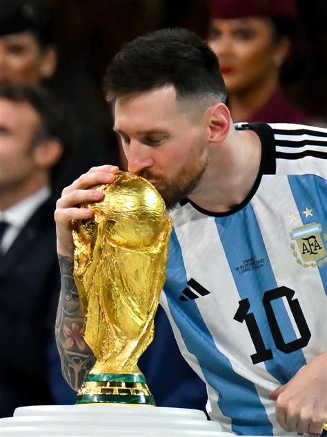 Fifa Lionel Messi Besando Trofeo De La Copa Del Mundo K Descarga
