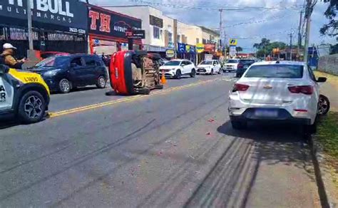 Idoso Passa Mal Ao Volante Bate Em Carro Estacionado E Tomba No Xaxim