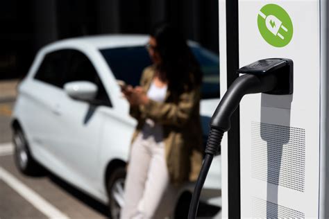 Ile kosztuje ładowanie samochodu elektrycznego w 2024 PlugBox