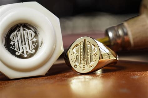 Hand Engraved Oval Signet Ring K18YG HT天叢雲剣 KUBUS