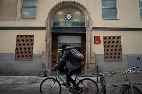 Ada Colau Pide A La Generalitat Una Unidad De Mossos Que Solo Se