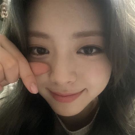 Shin Yuna Itzy Selca Icon Pfp Kpop Itzy S Boy Bands Boy Bands