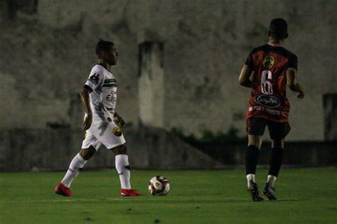 Botafogo PB controla São Paulo Crystal mas mudanças de Gerson geraram