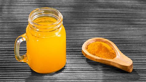 4 beneficios del agua de cúrcuma para beber a toda hora Panorama Hoy