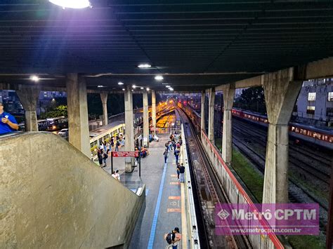 Confira a instalação da segunda fachada de portas de plataforma na
