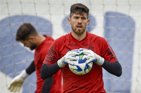 Clima leve dá o tom do primeiro treino do interino Mario Jorge no