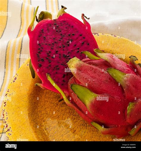 Pitahaya también llamado pitaya o fruta del dragón Fotografía de stock