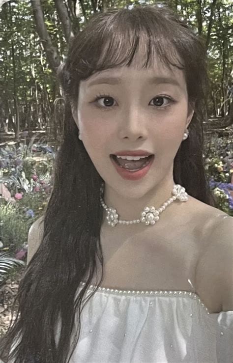 Chuu Flip That Photocard Photocard Photo Cards Pretty