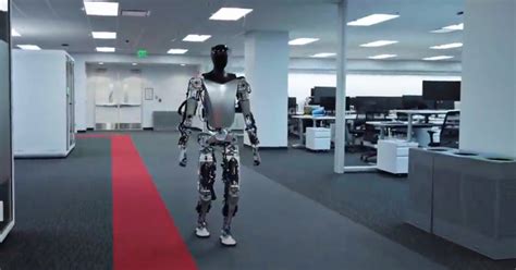 L Inquietante Video Del Robot Della Tesla Che Cammina In Un Ufficio