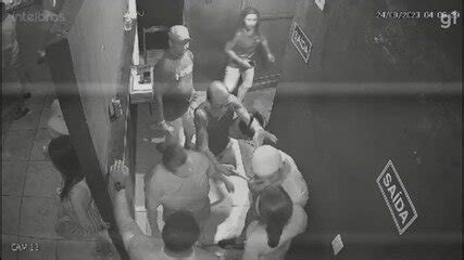 Câmera registra momento em que homem atira em outro após briga em bar
