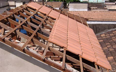 Poser Des Tuiles Lors D Installation D Une Toiture Artofit