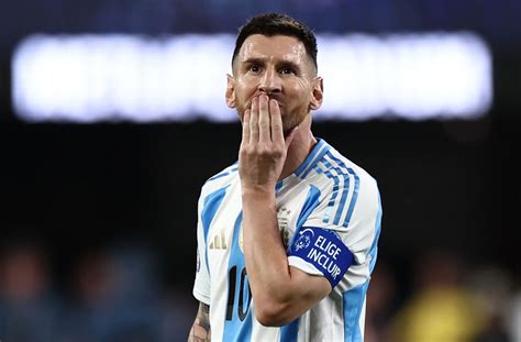 Após febre e incômodo na coxa Messi vira dúvida para a Argentina