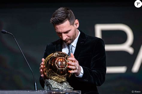 Lionel Messi pose reçoit son 6e Ballon d or lors de la cérémonie qui s