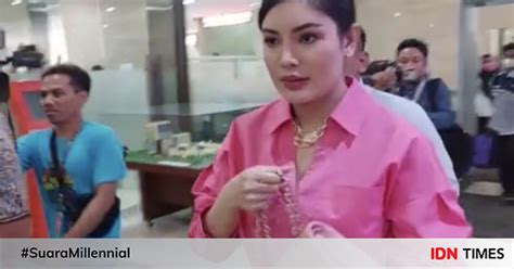 Serba Pink Nindy Ayunda Penuhi Panggilan Polri