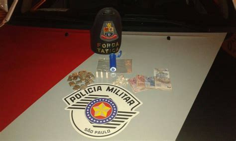 Jovem de 20 anos que guardava drogas em caixinha de chocolate MM é