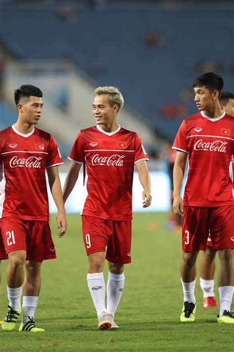 Coca Cola trao tặng lon vàng thay lời chúc mừng đến đội tuyển Olympic