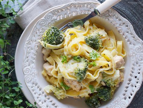 Lekki makaron z kurczakiem i brokułami Light chicken and broccoli