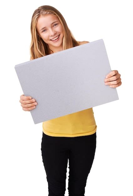 Ella Tiene El Copyspace Perfecto Para Ti Retrato De Una Linda Adolescente Sosteniendo Un Cartel