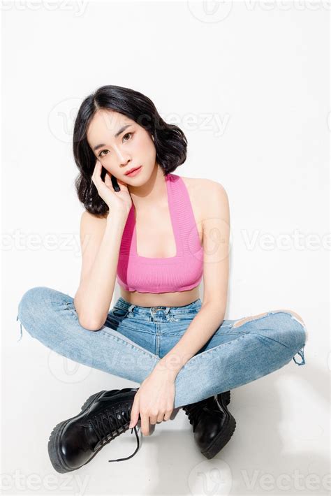 pelo corto de mujer asiática de moda con cuerpo perfecto lindo modelo