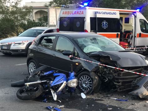 Altro Sangue Sulle Strade Calabresi Scontro Auto Moto Muore Centauro