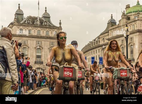 Vue Des Cyclistes Au Cours De La London Naked Bike Ride Londres Le