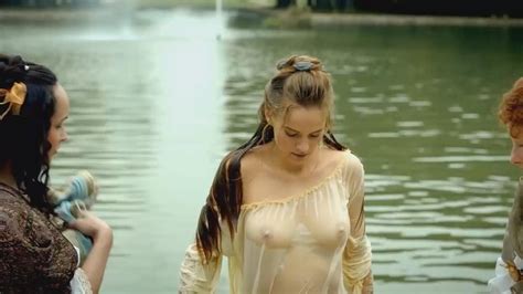 Naked Noémie Schmidt in Versailles