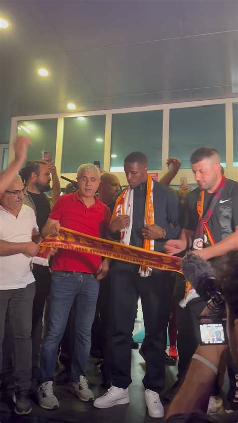 Pe Indeyiz Galatasaray On Twitter Wilfried Zaha N N Taraftarla Ilk
