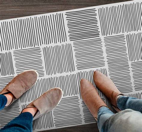 Alfombra vinílica moderna líneas en blanco y negro TenVinilo