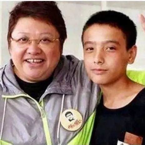 21年前被韩红收养的男婴韩厚厚如今怎样了 缆车 物资 明星