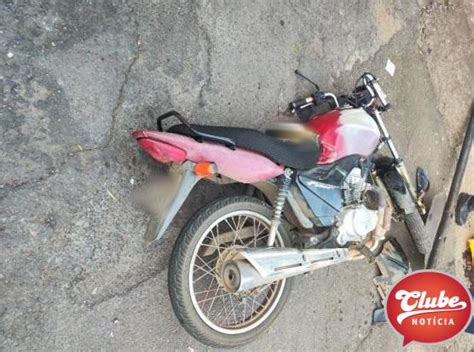 Motociclista sofre fratura exposta no braço após se envolver em