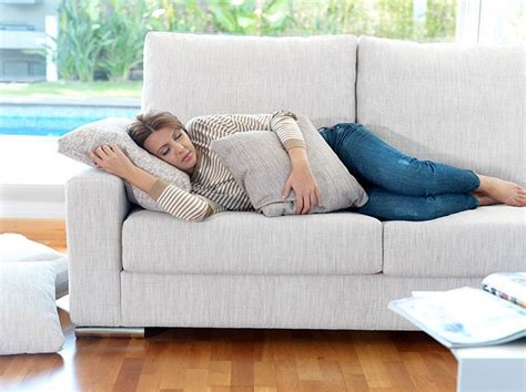 Brünette Oma poppt sich auf dem Sofa selbst Telegraph